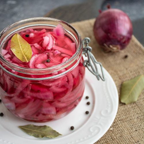 Ceapă roșie murată în oțet. Aromată și crocantă. | Bucate Aromate