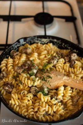 Paste cu cârnați și brânză de burduf | Bucate Aromate