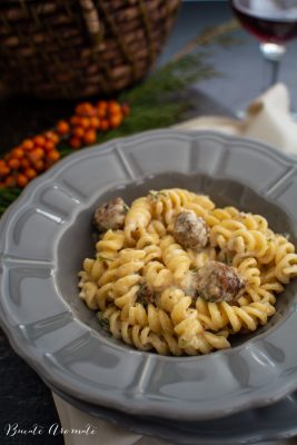 Paste cu cârnați și brânză de burduf | Bucate Aromate