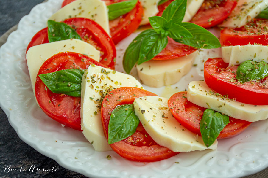 Salată Caprese, cu roșii, mozzarella și busuioc | Bucate Aromate