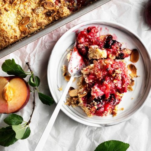 Crumble cu prune şi fulgi de migdale | Bucate Aromate