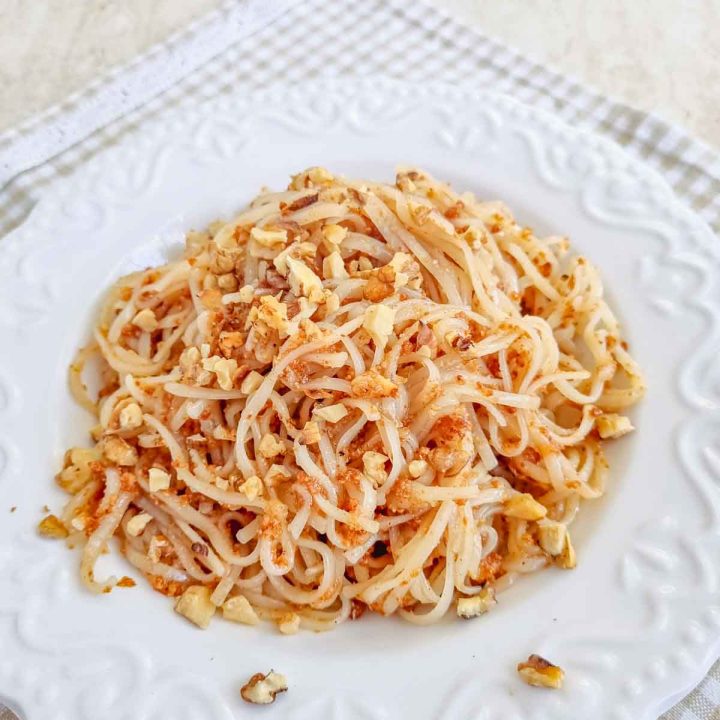Tăieței cu nucă și pesmet caramelizat - rețeta ca în copilărie | Bucate ...