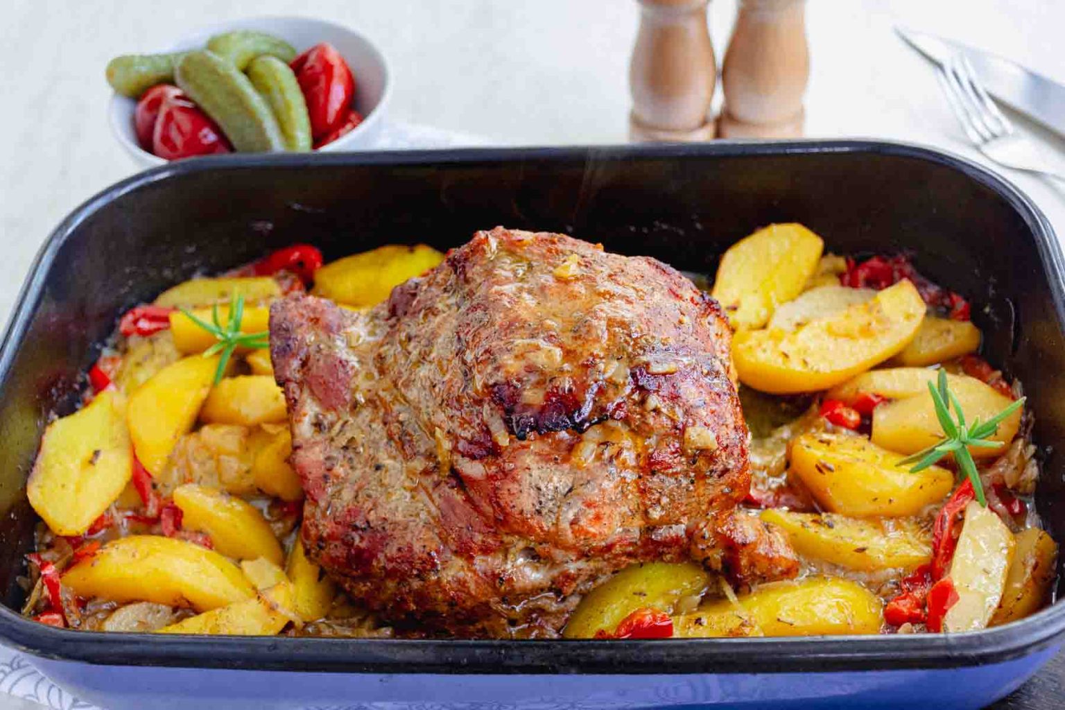 Friptură de porc la cuptor cu cartofi - rețeta cu ceafă de porc ...