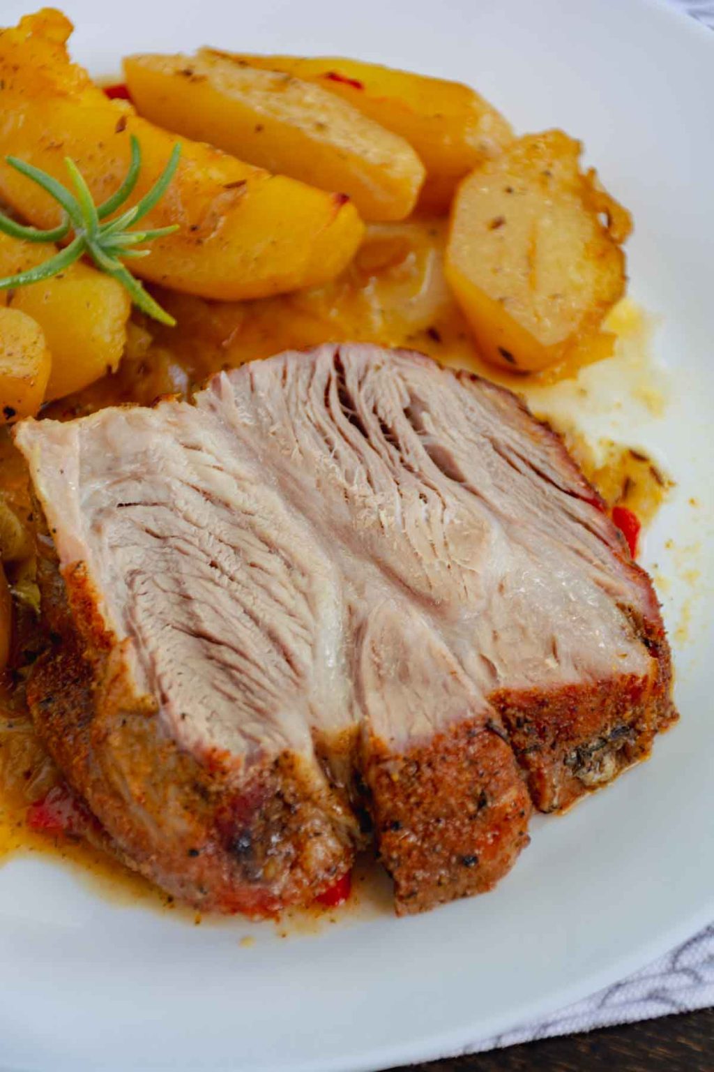 Friptură de porc la cuptor cu cartofi - rețeta cu ceafă de porc ...