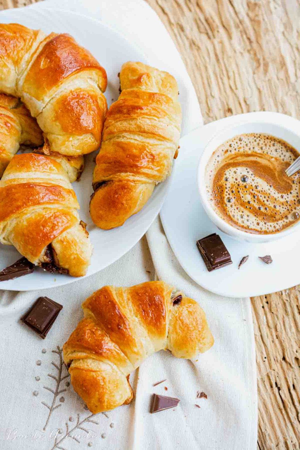 Cornuri pufoase cu ciocolată (Nutella sau Finetti) - rețeta de cornuri ...