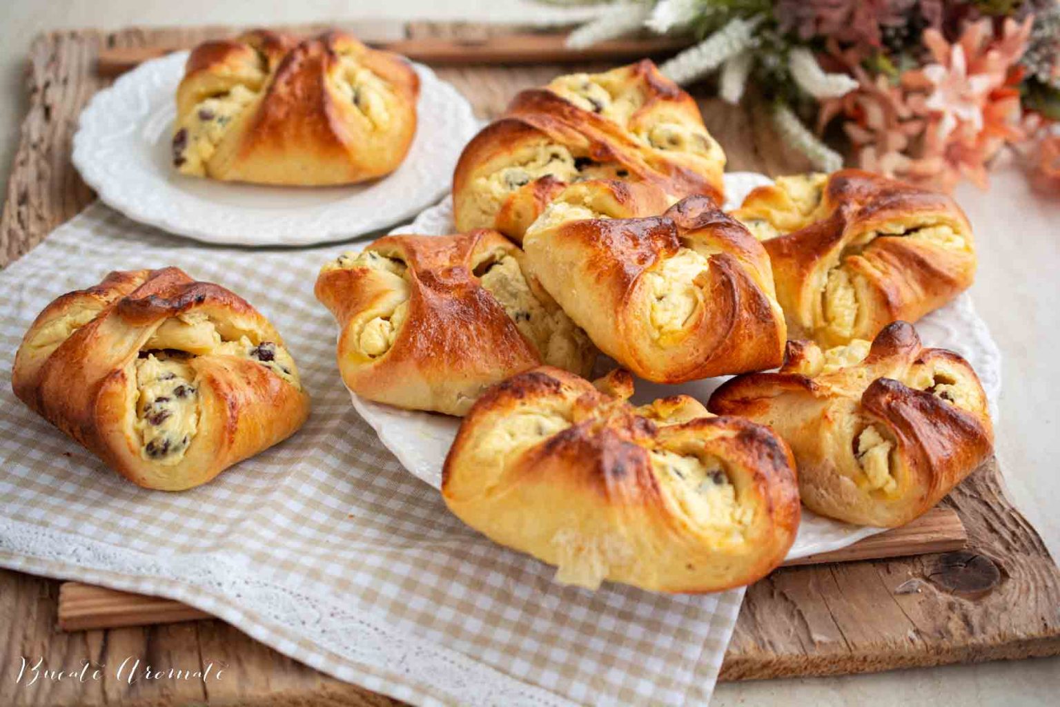 Brânzoaice moldovenești cu brânză de vaci și stafide - rețeta de poale ...