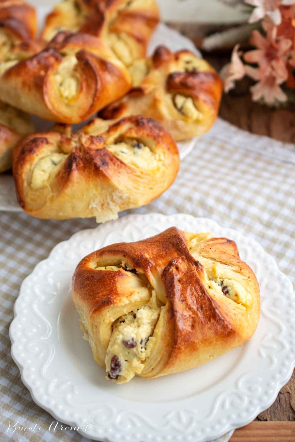 Brânzoaice moldovenești cu brânză de vaci și stafide - rețeta de poale ...