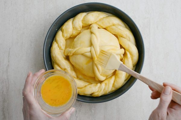 Colac și prescuri pentru parastas - rețeta cu aluat de cozonac | Bucate ...