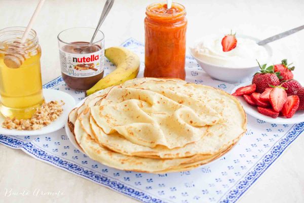 Cum se fac clătitele - reţeta simplă de clătite cu 3 ouă, lapte și apă ...