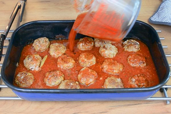 Chiftele marinate la cuptor - rețeta de chifteluțe cu sos de roșii și ...