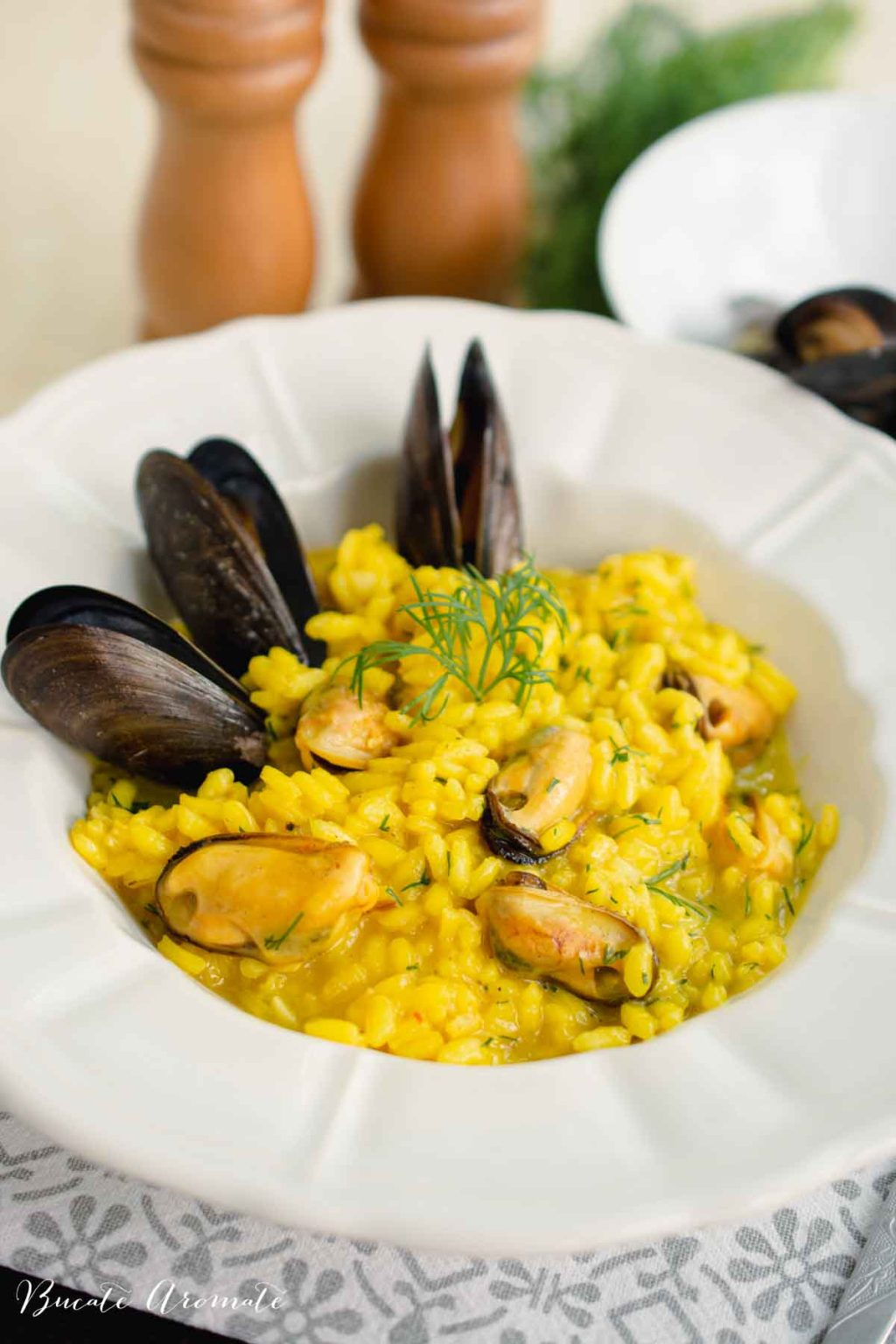 Risotto cu midii, rețeta italiană de orez cremos cu scoici și șofran ...