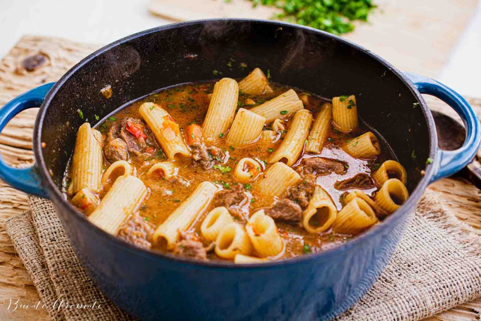 Tocăniță de vită cu garnitură de paste- rețeta de macaroane cu carne ...