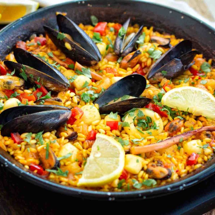 Paella cu fructe de mare, rețeta clasică spaniolă | Bucate Aromate