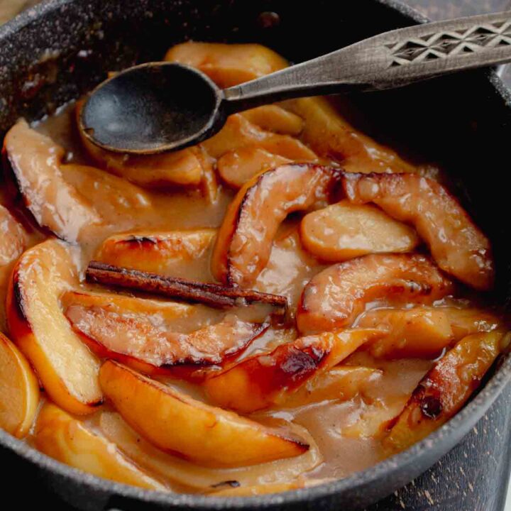 Prăjitură răsturnată cu gutui caramelizate | Bucate Aromate