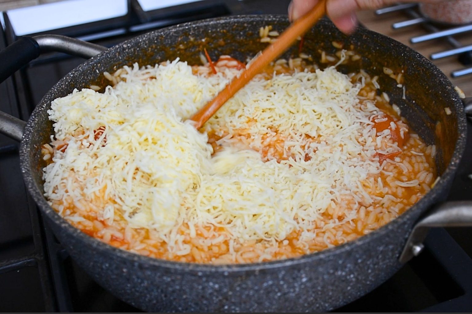 Risotto cremos cu roșii și mozzarella - rețeta italiană ușoară și ...
