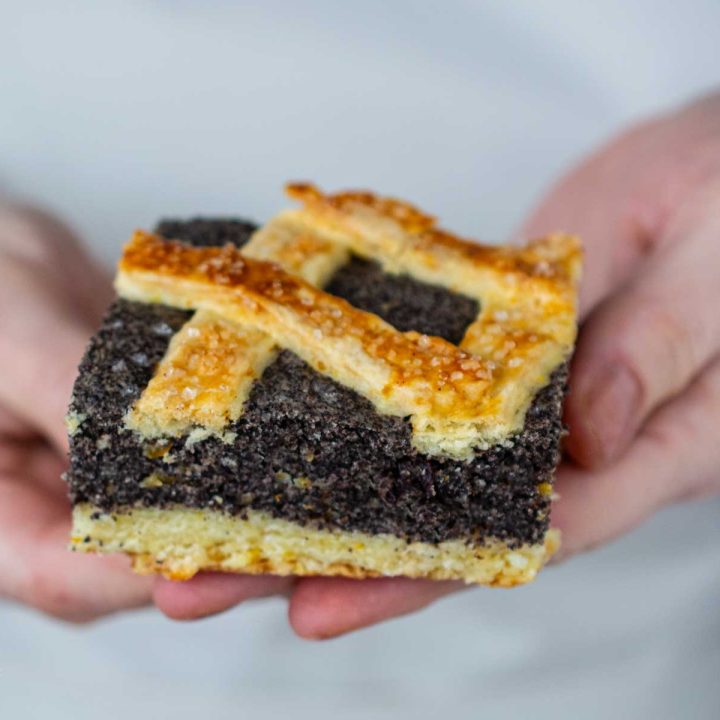 Prăjitură cu mac și aluat fraged cu unt sau untură - Linzer cu mac ...