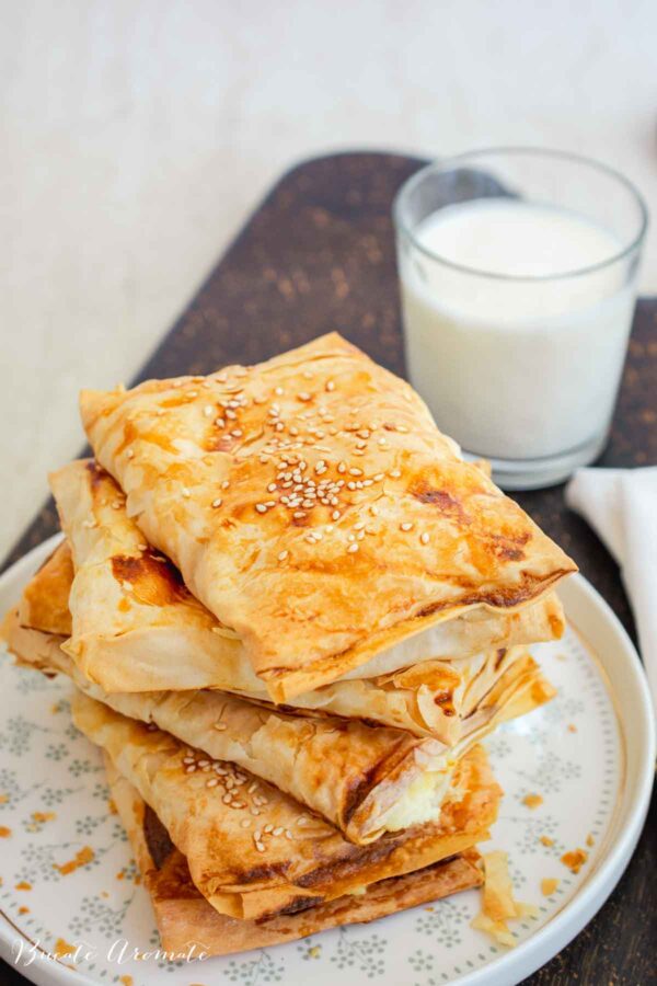 Merdenele cu brânză sărată - rețeta rapidă cu foi cumpărate | Bucate ...