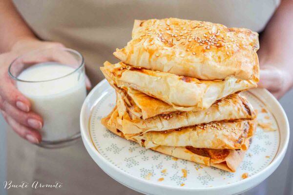 Merdenele cu brânză sărată - rețeta rapidă cu foi cumpărate | Bucate ...