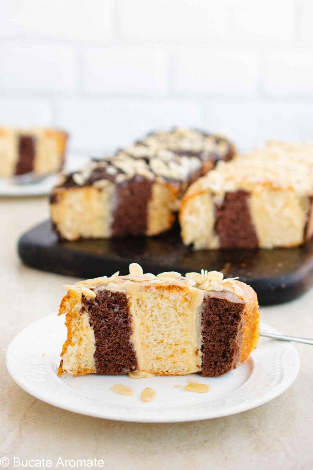 Prăjitura Trenuleț - rețeta veche de chec la metru cu cremă de vanilie ...