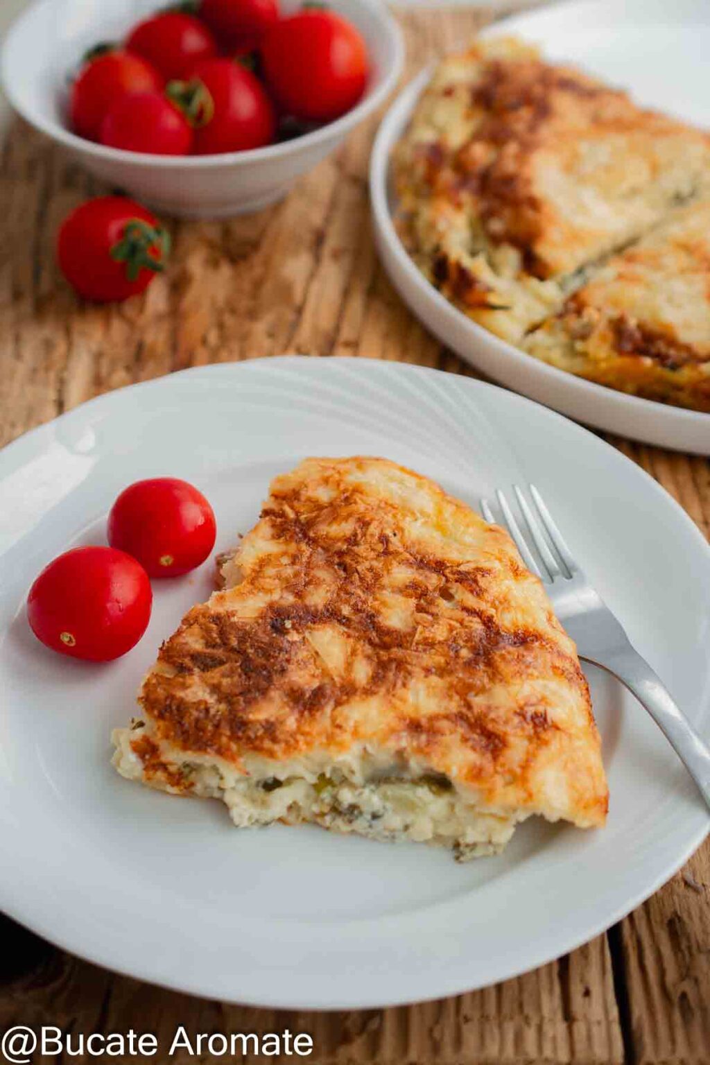 Plăcintă la tigaie cu foi cumpărate și brânzeturi – rețetă video fără ...